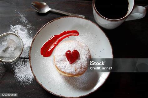 도자기 접시에 가루 설탕으로 도넛을 채운 젤리 맨 위 보기 상자에 대한 스톡 사진 및 기타 이미지 상자 설탕 속이 들어 있는 도넛 Istock