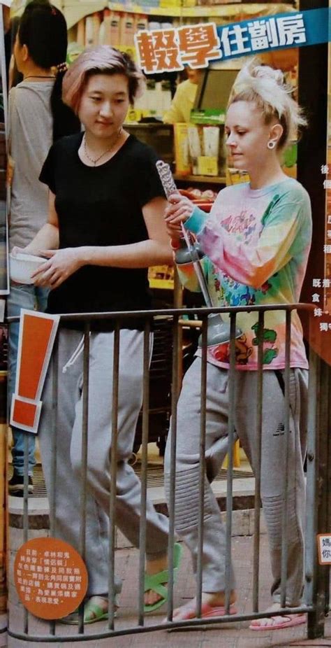 成龙女儿吴卓林现身街头 休闲穿搭排队领取免费食物新浪图片
