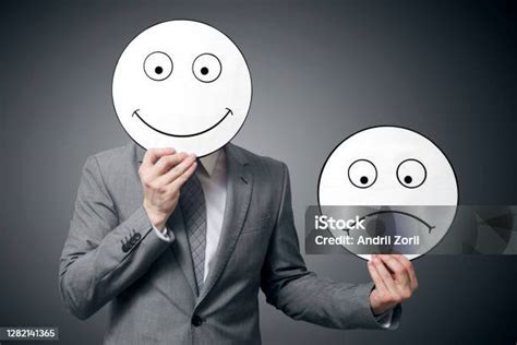 미소와 슬픈 가면을 들고 있는 사업가 기분이 나쁘고 기분이 좋고 기분이 바뀌는 남자의 개념적 이미지 감정에 대한 스톡 사진 및 기타 이미지 Istock