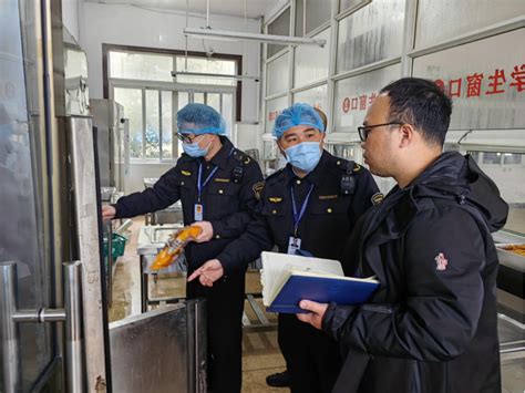 浙江温州苍南县市场监管局开展开学季食品安全检查