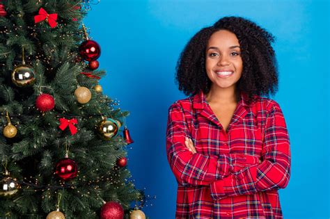 사진 귀여운 젊은 갈색 머리 아가씨 교차 팔 근처 나무 착용 빨간 잠옷 고립 된 푸른 색 배경 갈색 머리에 대한 스톡 사진 및