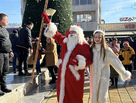 Дядо Коледа и Снежанка зарадваха децата на Сандански Новини от