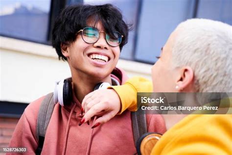 두 명의 학생 그룹이 많이 웃고 야외에서 즐거운 시간을 보냅니다 십대 Z세대 다인종 급우 대학생에 대한 스톡 사진 및 기타 이미지 대학생 2명 웃음 Istock