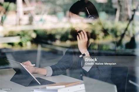 콜 센터에서 랩톱 컴퓨터로 작업하는 헤드셋을 갖춘 젊은 친절한 운영자 여성 에이전트 It 지원에 대한 스톡 사진 및 기타 이미지 It 지원 고객 고객 서비스 담당자