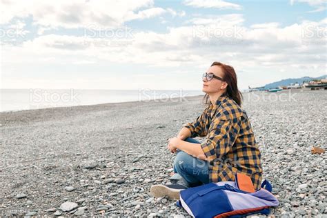 따뜻한 격자 무늬 셔츠를 입은 여자가 겨울 해변에서 쉬고 바다를 보고 있다 여행 웰빙과 조화 개념 자연과의 단결 40 44세에 대한 스톡 사진 및 기타 이미지 Istock