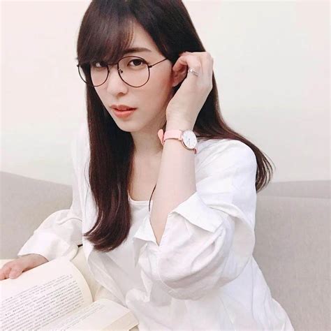 電競女主播小墨，才貌雙全，韻味十足，白皙皮膚，鐘愛美酒、咖啡