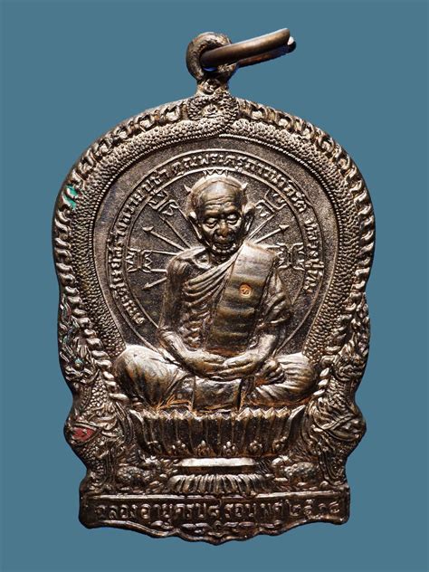 เหรียญนั่งพานหลวงปู่ทิม วัดละหารไร่ จ ระยอง เนื้อนวะ ปี 2518 Ennxo