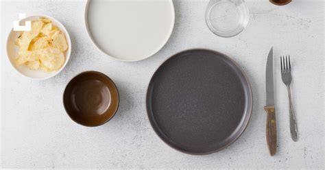 투명한 마시는 유리 옆에 흰색 세라믹 원형 접시 사진 Unsplash의 무료 음식 이미지