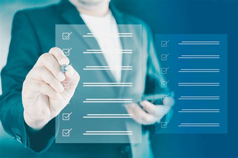 휴대 전화 생산성 체크리스트를 작성하고 온라인으로 설문 조사 양식을 작성하는 사업가 검사 보기에 대한 스톡 사진 및 기타 이미지