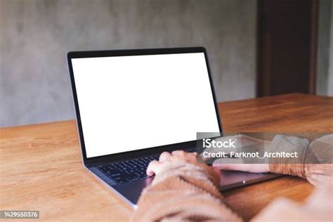 빈 흰색 데스크톱 화면으로 노트북 컴퓨터에서 사용하고 입력하는 여성의 모형 이미지 컴퓨터 모니터에 대한 스톡 사진 및 기타