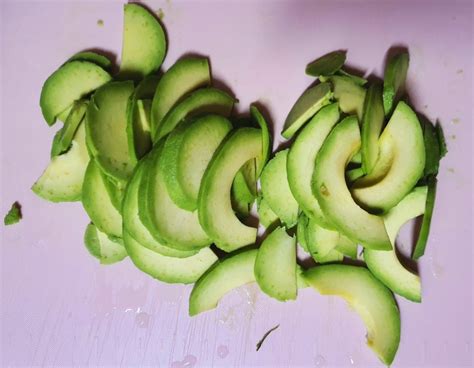 오픈 스타일의 아보카도 토스트 만들기