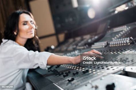 믹서 콘솔에서 작업 하는 매력적인 사운드 생산자의 선택적 초점 녹음 장비에 대한 스톡 사진 및 기타 이미지 녹음 장비 한