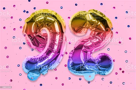 레인보우 호일 풍선 번호 스팽글이있는 분홍색 배경에 아흔 두 자리 숫자 생일 인사말 카드 개념에 대한 스톡 사진 및 기타 이미지 Istock