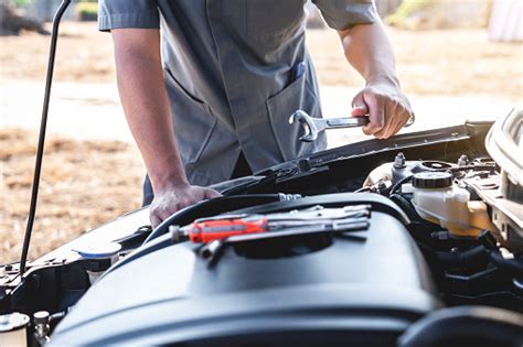 렌치 서비스 및 유지 보수 자동차 검사와 자동차 수리 서비스 및 유지 보수 노동자 수리 차량을하고 자동차 정비사의 기술자 손