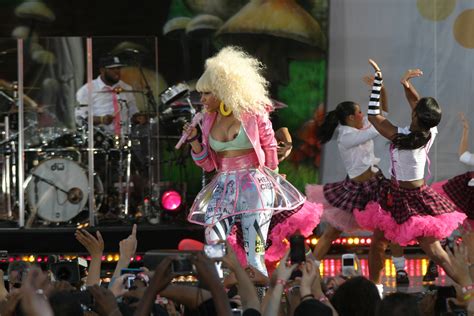 Nicki Minaj Nip Slip On Gma Aug 05 11 アーティスト達の美しくセクシーな瞬間！artist Xnews