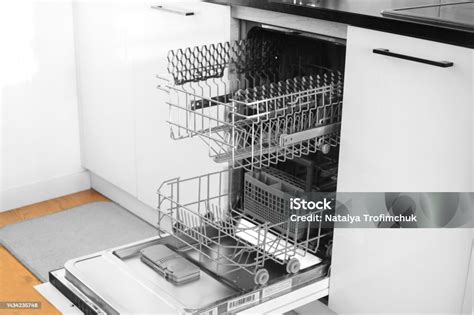 식기세척기 접시 로딩 식기 세척 캡슐 하얀 부엌에서 깨끗한 요리로 식기 세척기를 엽니 다 식기 세척기 열기 및 닫기 0명에 대한 스톡 사진 및 기타 이미지 Istock