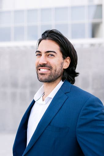 밖에 서 있는 백인 미소 짓는 사업가의 수직 이미지 30 34세에 대한 스톡 사진 및 기타 이미지 30 34세 거래자 거리 Istock