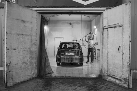 실내 거품 고압 세척기 근로자 깨끗한 남자 노동 대조 돌보다 디테일 모노톤의 문 블랙 앤 화이트 비누 산업의 서 있는 서비스 서비스 베이