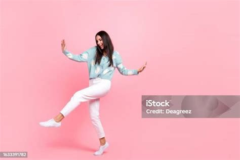 반짝이는 달콤한 예쁜 아가씨 입기 꽃 프린트 가디건 산책 춤추는 빈 공간 격리 된 핑크 컬러 배경의 전체 길이 사진 30 34세에 대한 스톡 사진 및 기타 이미지 Istock