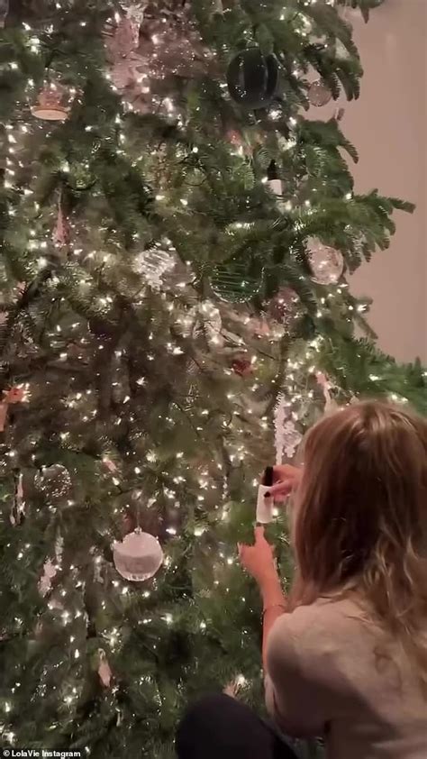 Jennifer Aniston Gets In The Holiday Spirit By Decorating Her Christmas