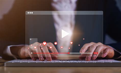 컴퓨터를 사용하고 라이브 스트림 온라인 화면 회의 또는 웨비나 온라인 개념을 시청하는 사업가 영화에 대한 스톡 사진 및 기타