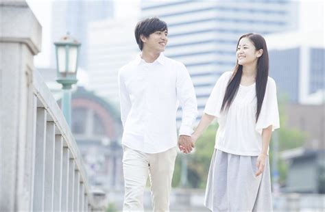 【男性】何とも思っていなかったのに「異性を好きになるきっかけ」は？ 「外見が好みだった」を上回った、男性が意識し始める女性の行動 オトナンサー