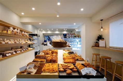 외관에 포인트를 준 화이트톤의 깔끔한 빵집 인테리어 업체 Bakery Interior Bakery Kitchen Interior