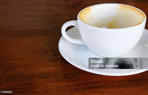 갈색 나무 배경에 커피를 한 잔 닫습니다 복사 공간이 있는 나무 테이블에서 음료를 마신 후 빈 차 한 잔 0명에 대한 스톡 사진 및 기타 이미지 Istock