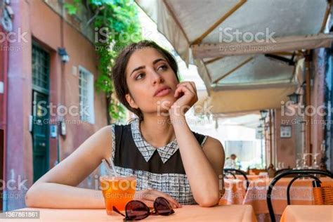 우아하다 이탈리어어 여자아이 술마시기 아페리티프 제공 스프리츠에 대한 스톡 사진 및 기타 이미지 스프리츠 20 29세