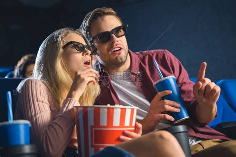带着爆米花一起在电影院看电影的3d眼镜高清图片下载 正版图片503583085 摄图网