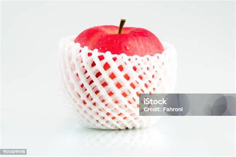 물으로 빨간 사과 흰 내 거품 그물 랩 흰색 배경 복사 공간에 고립 된 피부에 삭제 합니다 건강 한 과일과 건강 식품 개념입니다 채식주의 음식입니다 0명에 대한 스톡 사진
