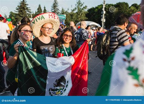 Mosca Russia Giugno 2018 Le Ragazze Messicane In Sombrero Sono Fotografate Con La Bandiera