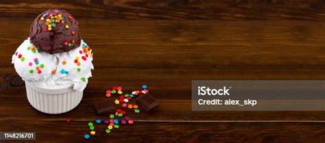 바닐라와 초콜렛 아이스크림 국자의 격판덮개 복사 공간을 가진 나무로 되는 배경에 뿌리 및 와플 콘을 가진 0명에 대한 스톡 사진 및 기타 이미지 Istock