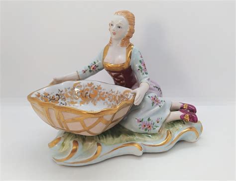 Статуэтка Девушка с корзиной стилизация под Мейсен фарфор роспись золочение Китай 2000