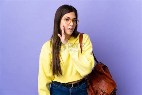 巴西女学生女孩在孤立的紫色背景下低声悄高清图片下载 正版图片503825897 摄图网
