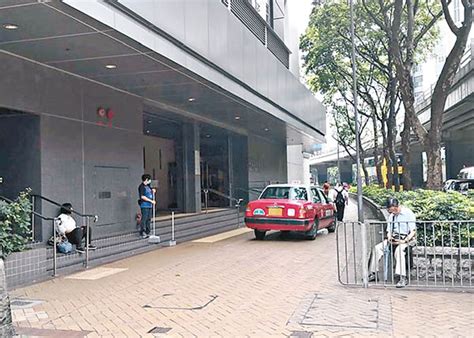 的士為方便乘客 剷路送到門口 東方日報