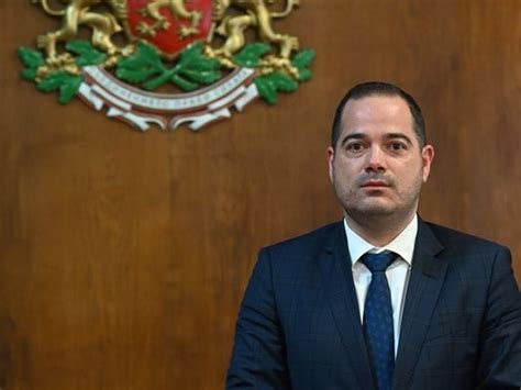 Почна издаването на нови лични карти И Калин Стоянов подаде заявление