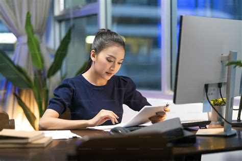 똑똑한 젊은 성인 아시아 여성 착용 캐주얼 천 늦은 밤 집에서 일하는 원격 회의 온라인 비즈니스 파트너 가정 격리 격리 개념 사진 Unsplash의 사업 이미지