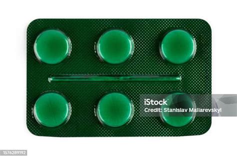 다양한 색상의 알약이 테이블 위에 놓여 있습니다 다채로운 항균 알약 약 캡슐 의약품 항생제 알약 약 물집은 항생제와 알약을 포장합니다 0명에 대한 스톡 사진 및 기타 이미지