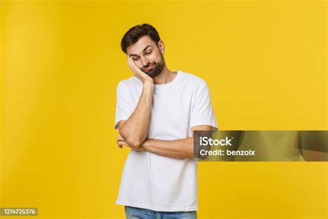 고립 된 배경을 통해 성인 히스패닉 남자는 우울하고 고민 분노와 두려워에 대한 걱정 슬픈 표현 개념에 대한 스톡 사진 및 기타 이미지 Istock