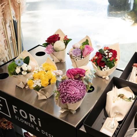 日本地鐵站的花店都會販售小花束 覺得需要時隨手帶上一束也太美好了吧 不曾想過他們是否每天都賣完 雖然我們沒有開在地鐵站 但每天製作已經努力堅持