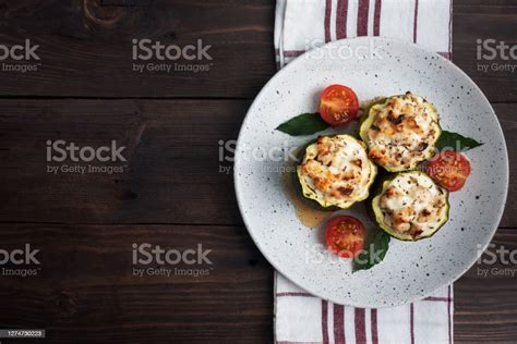 다진 닭고기와 채소를 접시에 구운 호박 기둥 어두운 나무 배경 공간을 복사합니다 가루로 빻은에 대한 스톡 사진 및 기타 이미지 가루로 빻은 건강한 식생활 고기