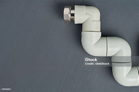 폴리 프로필렌 물 또는 다른 액체 금속 너트 플라스틱 파이프 라인은 어두운 콘크리트에 놓여있다 텍스트의 공백입니다 맨 위 보기 가사 집안일에 대한 스톡 사진 및 기타 이미지