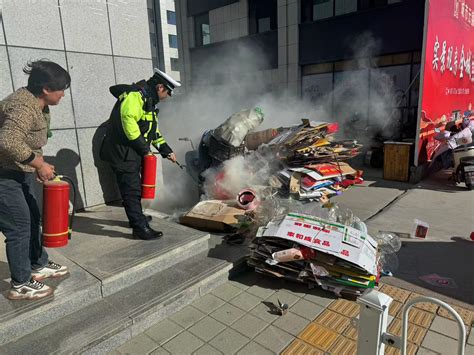 电动三轮车街头自燃，交警秒变“消防员”