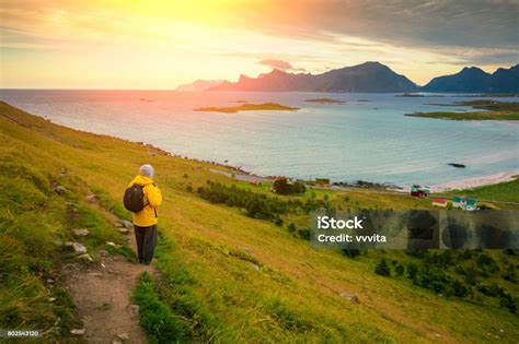 해질녘 바다의 파노라마 공중 전망입니다 관광 남자 관광 산에 서과 피에 일몰을 쳐다 보며 남자 아름 다운 산 풍경입니다 자연 노르웨이 Lofoten 섬 노르웨이에 대한 스톡