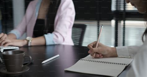 현대 사무실에서 함께 일하는 아시아 사업가들의 자른 사진 사진 Unsplash의 태국 이미지