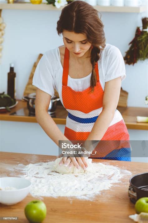 부엌에서 피자 또는 수제 파스타를 요리하는 젊은 갈색 머리 여자 나무 테이블에 반죽을 준비하는 주부 다이어트 음식 및 건강 개념 땋은 머리에 대한 스톡 사진 및 기타 이미지