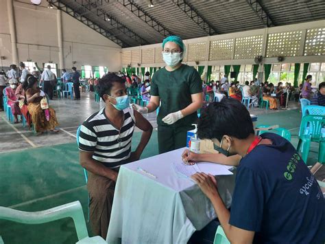 အလုံမြို့နယ်၌ အသက် ၄၅ နှစ်အထက် ရပ်ကွက်နေ ပြည်သူများ၊ ဝန်ထမ်းများအား ကိုဗစ် ၁၉ ရောဂါ ကာကွယ်ဆေး