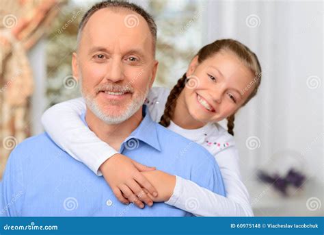 Nonno Che Si Siede Con Il Suo Nipote Fotografia Stock Immagine Di