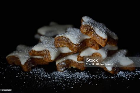 어두운 배경에 흰색 프로스팅과 가루 설탕과 별의 형태로 신선한 비스킷 0명에 대한 스톡 사진 및 기타 이미지 0명 12월 갈색 Istock